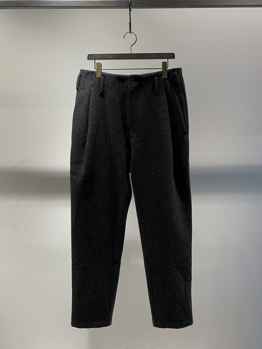 SYNGMAN CUCALA / 1 TUCK TAPERED TROUSER / GREY – Inefficient