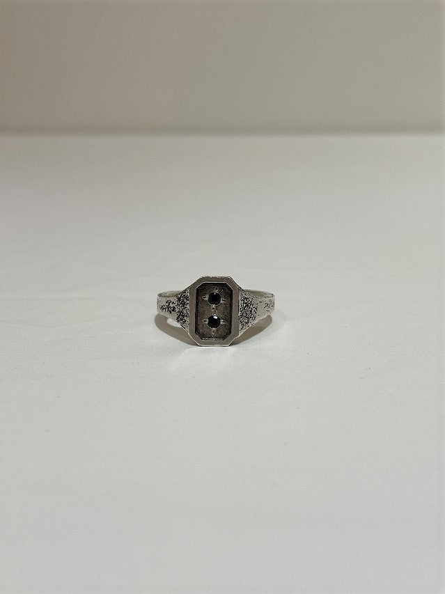 OLIVIER JEWELLERY / PORTRAIT RECESS RING WITH BLACK SAPPHIRE – Inefficient